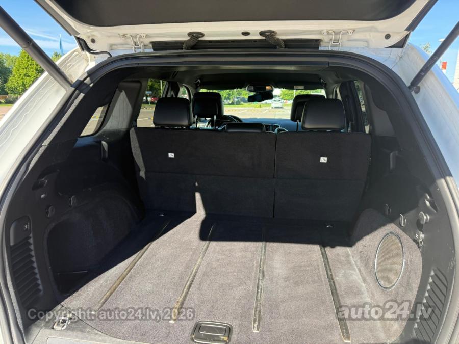 White Jeep Grand Cherokee 2016 in Tallinn, with an engine capacity of 3.00 L and mileage of 0 thousand km for 15000 €, photo 8 on AUTOMOTO.COM.LV