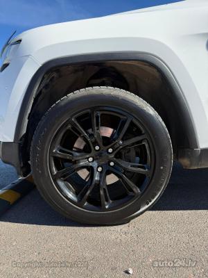 White Jeep Grand Cherokee 2016 in Tallinn, with an engine capacity of 3.00 L and mileage of 0 thousand km for 15000 €, photo 9 on AUTOMOTO.COM.LV