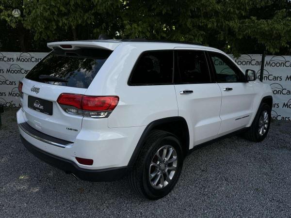 White Jeep Grand Cherokee 2016 in Vilnius, with an engine capacity of 3.60 L and mileage of 235 thousand km for 14700 €, photo 5 on AUTOMOTO.COM.LV