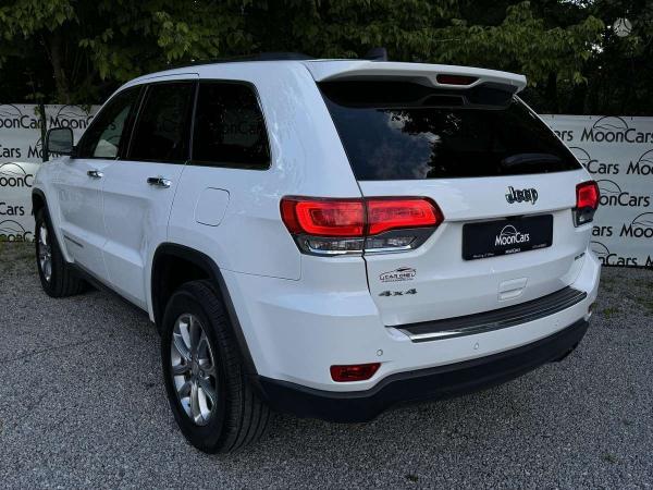 White Jeep Grand Cherokee 2016 in Vilnius, with an engine capacity of 3.60 L and mileage of 235 thousand km for 14700 €, photo 8 on AUTOMOTO.COM.LV