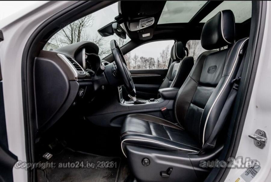 White Jeep Grand Cherokee 2016 in Parnu, with an engine capacity of 3.00 L and mileage of 284 thousand km for 18500 €, photo 7 on AUTOMOTO.COM.LV