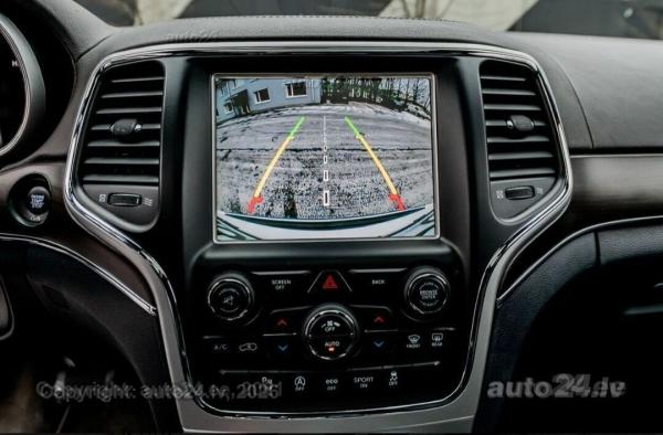 White Jeep Grand Cherokee 2016 in Parnu, with an engine capacity of 3.00 L and mileage of 284 thousand km for 18500 €, photo 7 on AUTOMOTO.COM.LV