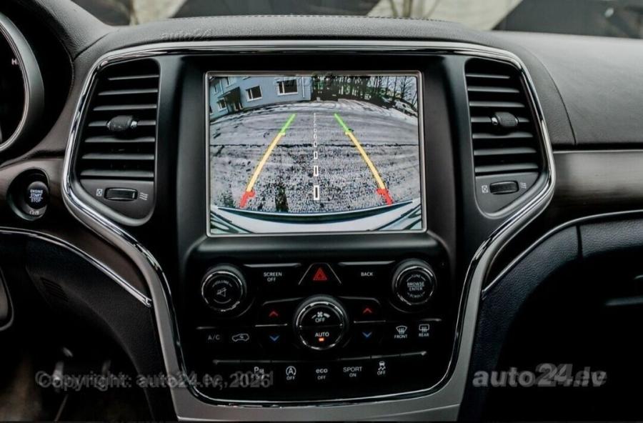 White Jeep Grand Cherokee 2016 in Parnu, with an engine capacity of 3.00 L and mileage of 284 thousand km for 18500 €, photo 8 on AUTOMOTO.COM.LV