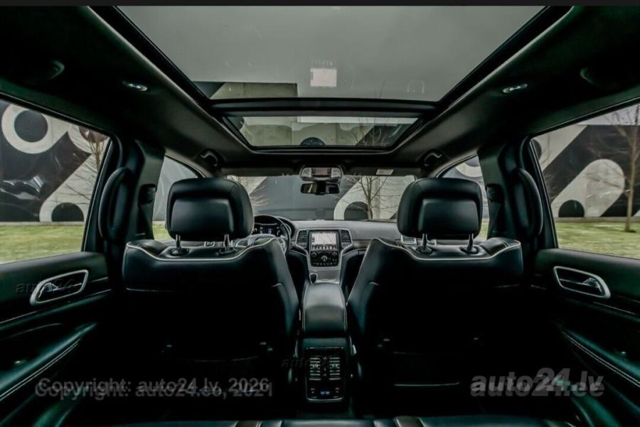 White Jeep Grand Cherokee 2016 in Parnu, with an engine capacity of 3.00 L and mileage of 284 thousand km for 18500 €, photo 9 on AUTOMOTO.COM.LV