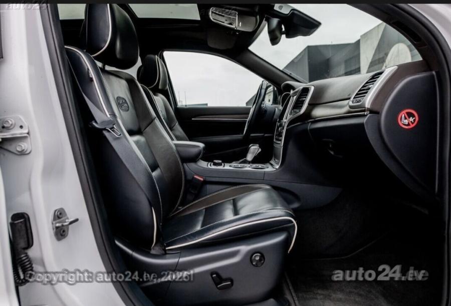 White Jeep Grand Cherokee 2016 in Parnu, with an engine capacity of 3.00 L and mileage of 284 thousand km for 18500 €, photo 12 on AUTOMOTO.COM.LV