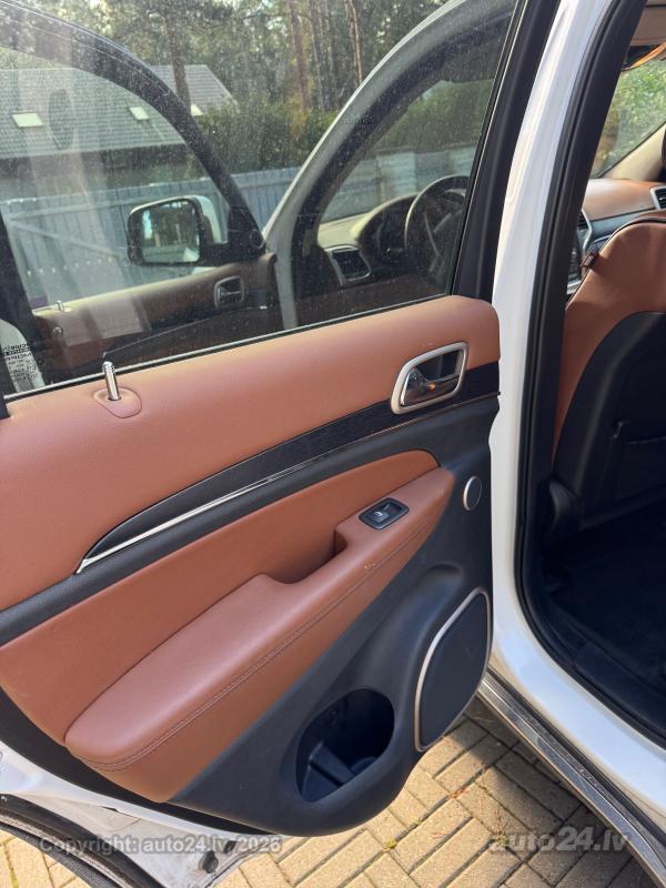Jeep Grand Cherokee 2016 in Tallinn on AUTOMOTO.COM.LV White Jeep Grand Cherokee 2016 in Tallinn, with an engine capacity of 3.00 L and mileage of 183 thousand km for 17900 €, photo 10 on AUTOMOTO.COM.LV