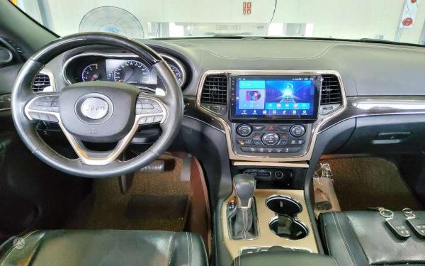 White Jeep Grand Cherokee 2016 in Kaunas, with an engine capacity of 2.99 L and mileage of 121 thousand km for 14700 €, photo 10 on AUTOMOTO.COM.LV