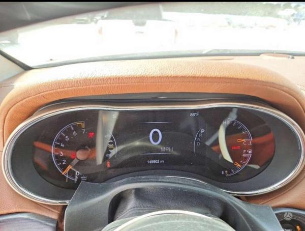 Jeep Grand Cherokee 2016 in Klaipeda on AUTOMOTO.COM.LV White Jeep Grand Cherokee 2016 in Klaipeda, with an engine capacity of 3.60 L and mileage of 233 thousand km for 8000 €, photo 9 on AUTOMOTO.COM.LV