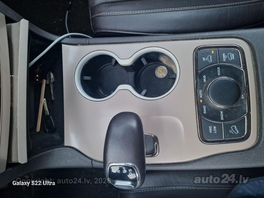 White Jeep Grand Cherokee 2016 in Tallinn, with an engine capacity of 3.00 L and mileage of 198 thousand km for 15000 €, photo 12 on AUTOMOTO.COM.LV