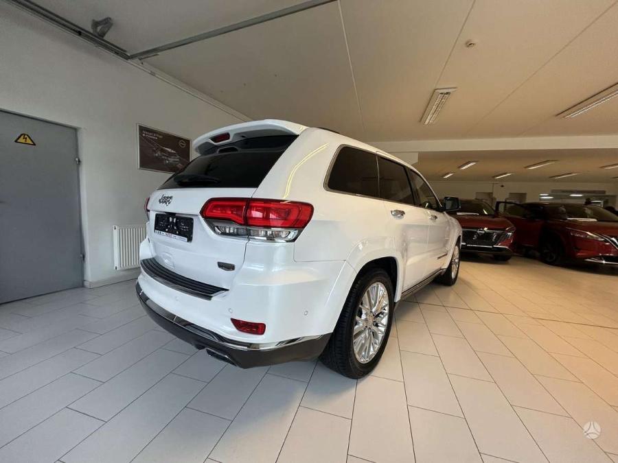 White Jeep Grand Cherokee 2017 in Siauliai, with an engine capacity of 2.99 L and mileage of 103 thousand km for 22800 €, photo 4 on AUTOMOTO.COM.LV