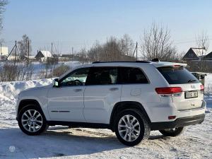 White Jeep Grand Cherokee 2017 in Vilnius, with an engine capacity of 3.60 L and mileage of 186 thousand km for 14999 €, photo 7 on AUTOMOTO.COM.LV