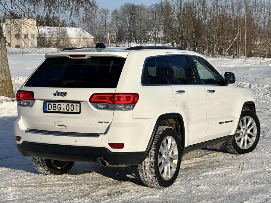 White Jeep Grand Cherokee 2017 in Vilnius, with an engine capacity of 3.60 L and mileage of 186 thousand km for 14999 €, photo 11 on AUTOMOTO.COM.LV