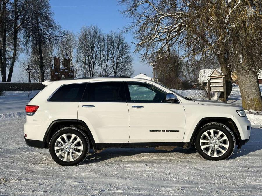 White Jeep Grand Cherokee 2017 in Vilnius, with an engine capacity of 3.60 L and mileage of 186 thousand km for 14999 €, photo 12 on AUTOMOTO.COM.LV