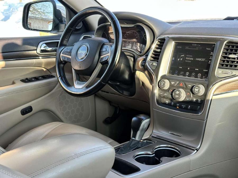 White Jeep Grand Cherokee 2017 in Vilnius, with an engine capacity of 3.60 L and mileage of 186 thousand km for 14999 €, photo 16 on AUTOMOTO.COM.LV
