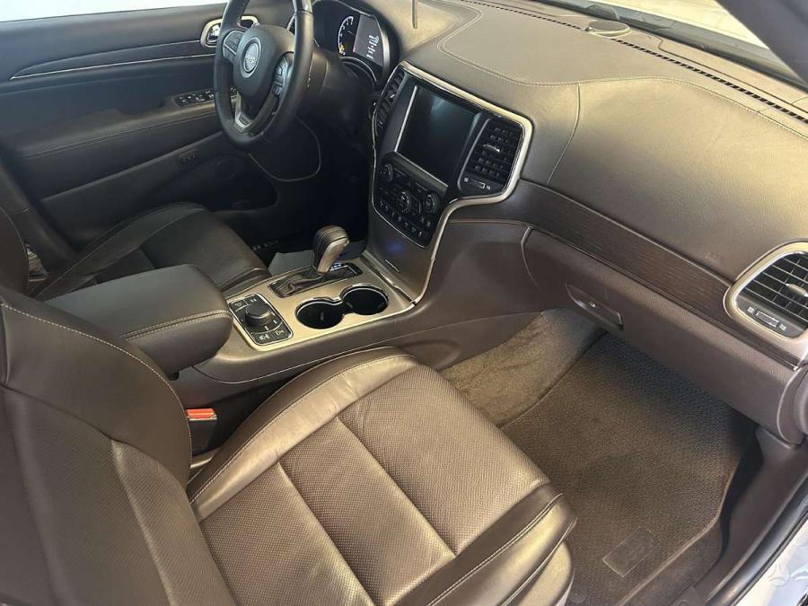 White Jeep Grand Cherokee 2017 in Siauliai, with an engine capacity of 2.99 L and mileage of 103 thousand km for 21800 €, photo 8 on AUTOMOTO.COM.LV