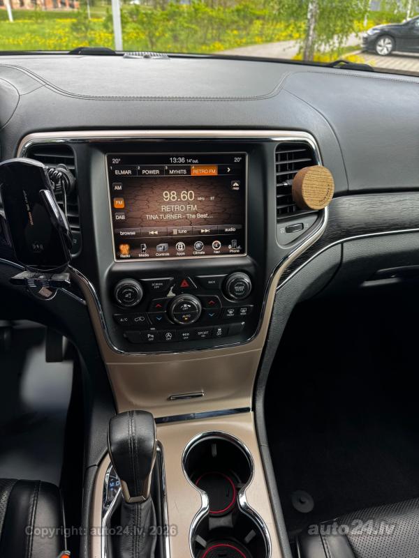 White Jeep Grand Cherokee 2017 in Tallinn, with an engine capacity of 3.00 L and mileage of 172 thousand km for 20999 €, photo 7 on AUTOMOTO.COM.LV