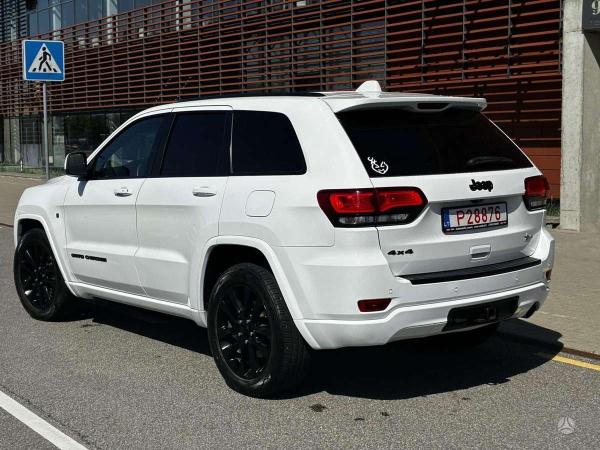 White Jeep Grand Cherokee 2017 in Klaipeda, with an engine capacity of 3.60 L and mileage of 162 thousand km for 15300 €, photo 5 on AUTOMOTO.COM.LV