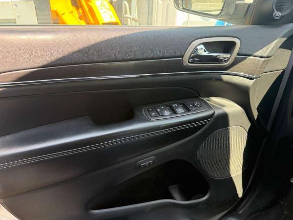 Balts Jeep Grand Cherokee 2017 Vilkaviškis, ar dzinēja tilpumu 3.00 L un nobraukumu 155 tūkst. km par 7999 €, foto 9 vietnē AUTOMOTO.COM.LV