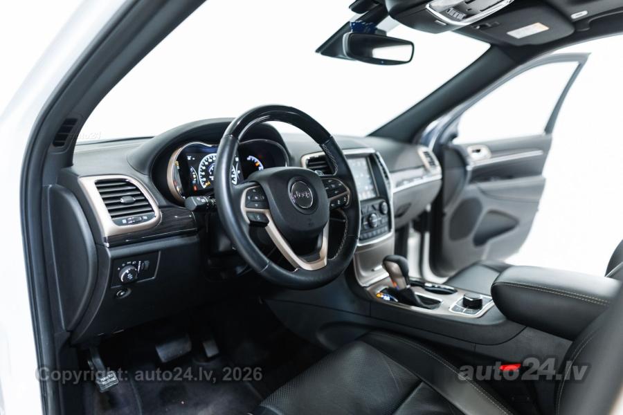 White Jeep Grand Cherokee 2017 in Tallinn, with an engine capacity of 3.00 L and mileage of 193 thousand km for 16990 €, photo 13 on AUTOMOTO.COM.LV