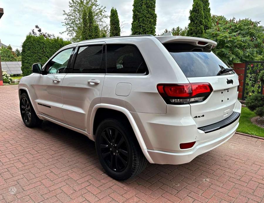 White Jeep Grand Cherokee 2017 in Siauliai, with an engine capacity of 3.60 L and mileage of 256 thousand km for 10500 €, photo 3 on AUTOMOTO.COM.LV
