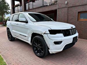 White Jeep Grand Cherokee 2017 in Siauliai, with an engine capacity of 3.60 L and mileage of 256 thousand km for 10500 €, photo 4 on AUTOMOTO.COM.LV
