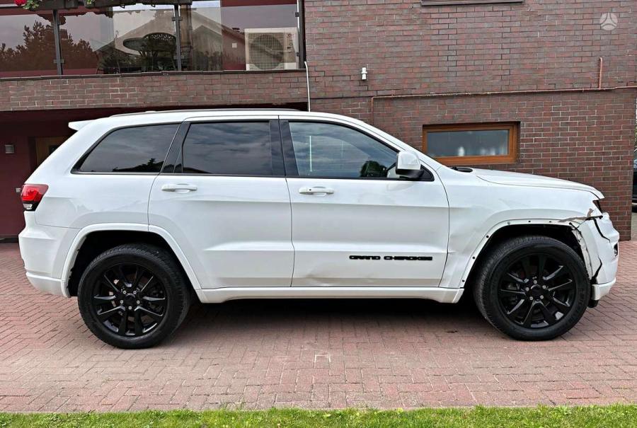 White Jeep Grand Cherokee 2017 in Siauliai, with an engine capacity of 3.60 L and mileage of 256 thousand km for 10500 €, photo 5 on AUTOMOTO.COM.LV