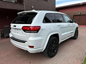 White Jeep Grand Cherokee 2017 in Siauliai, with an engine capacity of 3.60 L and mileage of 256 thousand km for 10500 €, photo 6 on AUTOMOTO.COM.LV