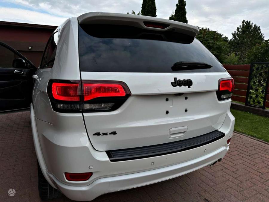 White Jeep Grand Cherokee 2017 in Siauliai, with an engine capacity of 3.60 L and mileage of 256 thousand km for 10500 €, photo 8 on AUTOMOTO.COM.LV