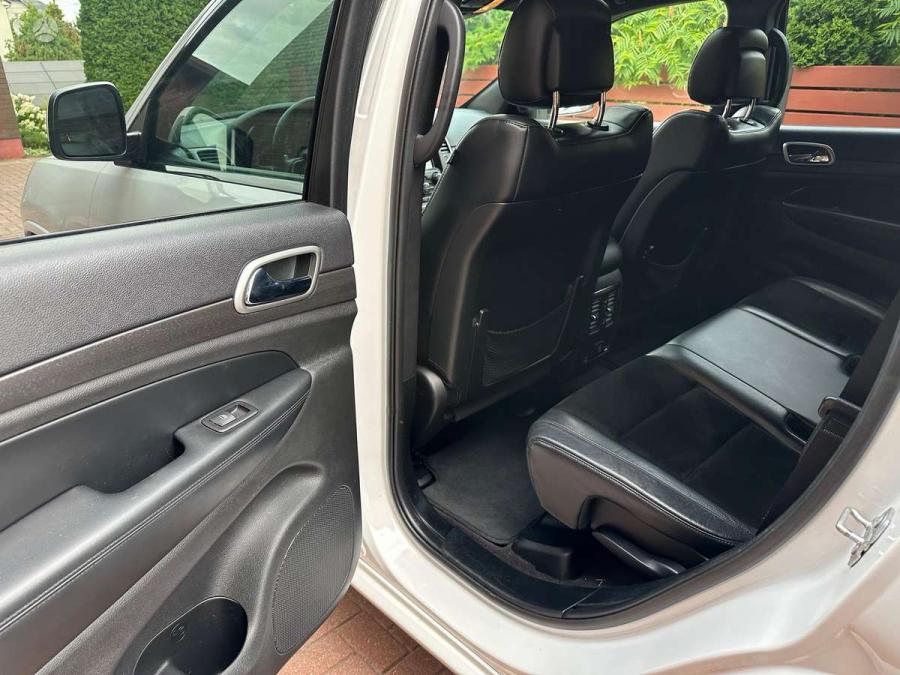 White Jeep Grand Cherokee 2017 in Siauliai, with an engine capacity of 3.60 L and mileage of 256 thousand km for 10500 €, photo 12 on AUTOMOTO.COM.LV