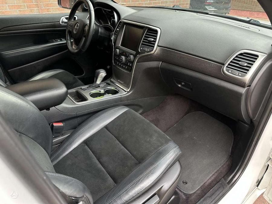 White Jeep Grand Cherokee 2017 in Siauliai, with an engine capacity of 3.60 L and mileage of 256 thousand km for 10500 €, photo 13 on AUTOMOTO.COM.LV
