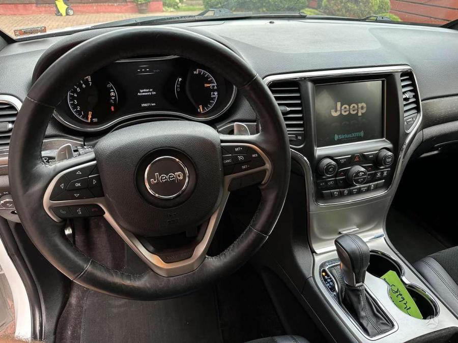 White Jeep Grand Cherokee 2017 in Siauliai, with an engine capacity of 3.60 L and mileage of 256 thousand km for 10500 €, photo 16 on AUTOMOTO.COM.LV