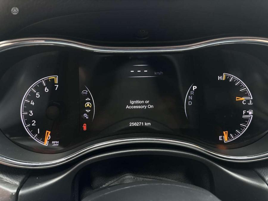 White Jeep Grand Cherokee 2017 in Siauliai, with an engine capacity of 3.60 L and mileage of 256 thousand km for 10500 €, photo 17 on AUTOMOTO.COM.LV