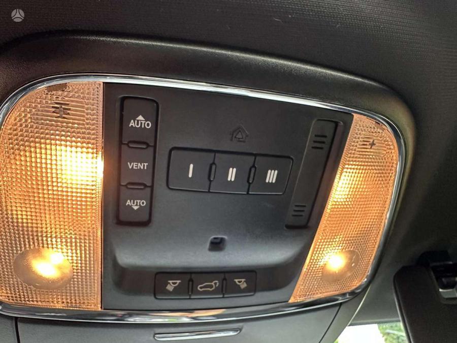 White Jeep Grand Cherokee 2017 in Siauliai, with an engine capacity of 3.60 L and mileage of 256 thousand km for 10500 €, photo 26 on AUTOMOTO.COM.LV