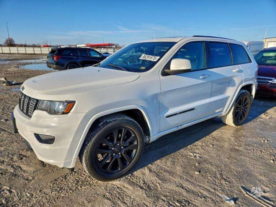 White Jeep Grand Cherokee 2017 in Siauliai, with an engine capacity of 3.60 L and mileage of 256 thousand km for 10500 €, photo 30 on AUTOMOTO.COM.LV