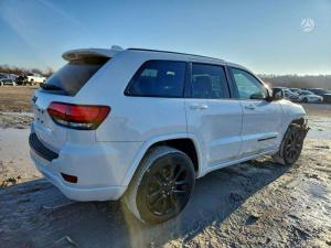 White Jeep Grand Cherokee 2017 in Siauliai, with an engine capacity of 3.60 L and mileage of 256 thousand km for 10500 €, photo 31 on AUTOMOTO.COM.LV
