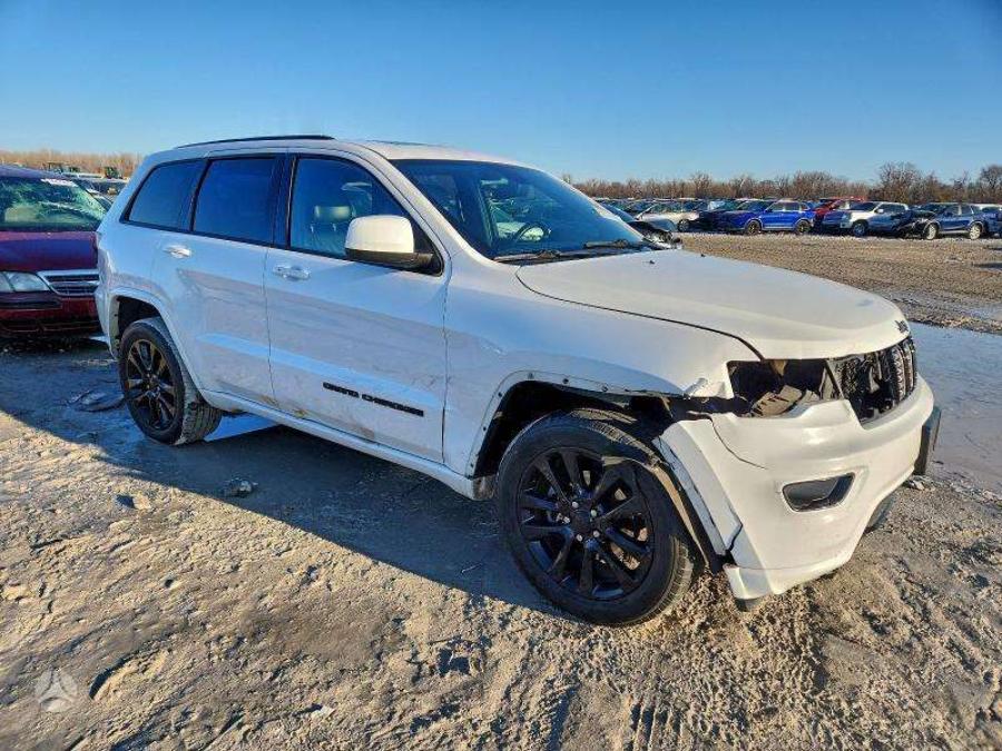 White Jeep Grand Cherokee 2017 in Siauliai, with an engine capacity of 3.60 L and mileage of 256 thousand km for 10500 €, photo 32 on AUTOMOTO.COM.LV