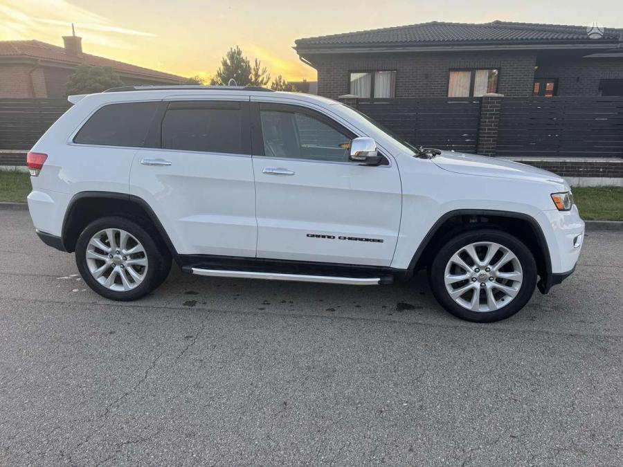White Jeep Grand Cherokee 2017 in Klaipeda, with an engine capacity of 3.60 L and mileage of 175 thousand km for 15200 €, photo 4 on AUTOMOTO.COM.LV