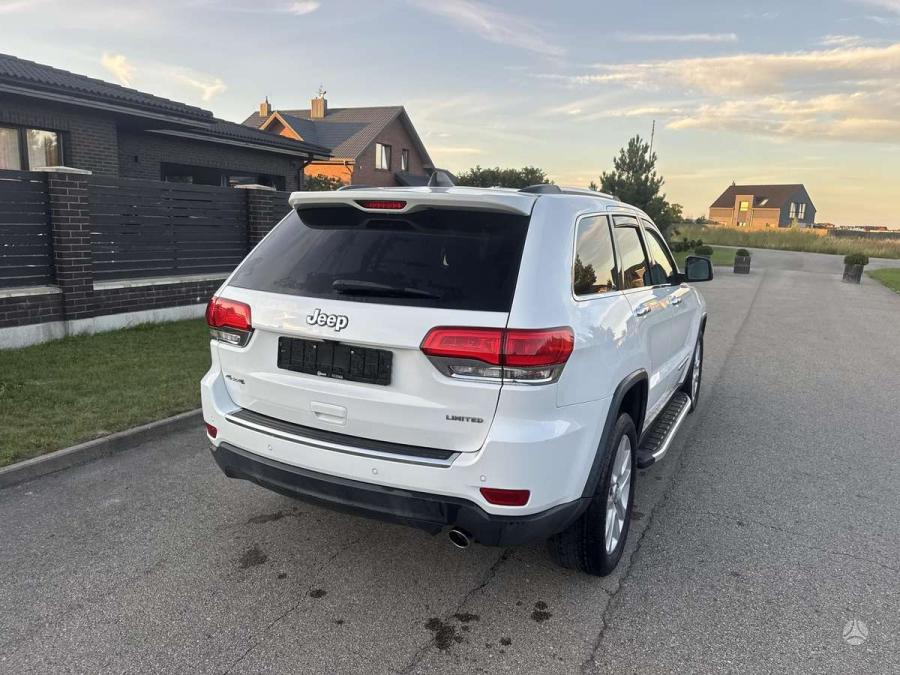 White Jeep Grand Cherokee 2017 in Klaipeda, with an engine capacity of 3.60 L and mileage of 175 thousand km for 15200 €, photo 6 on AUTOMOTO.COM.LV