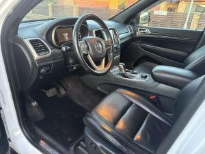 White Jeep Grand Cherokee 2017 in Klaipeda, with an engine capacity of 3.60 L and mileage of 175 thousand km for 15200 €, photo 11 on AUTOMOTO.COM.LV