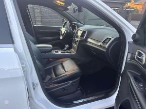 White Jeep Grand Cherokee 2017 in Klaipeda, with an engine capacity of 3.60 L and mileage of 175 thousand km for 15200 €, photo 16 on AUTOMOTO.COM.LV