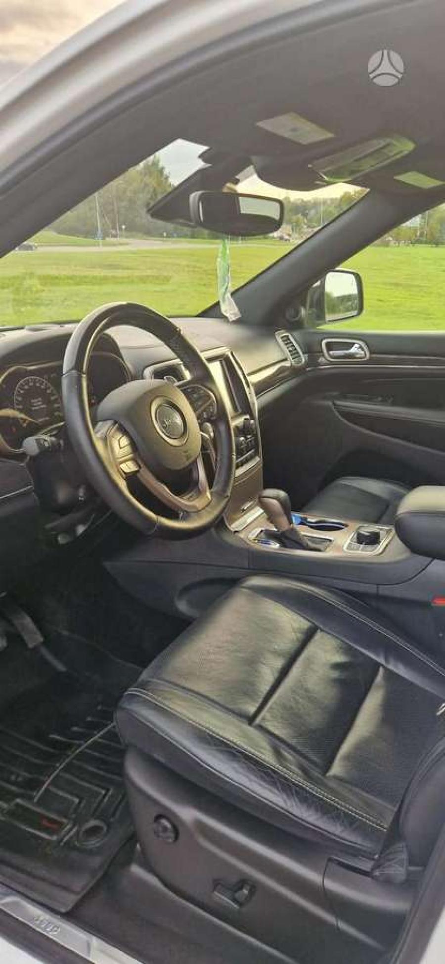 Balts Jeep Grand Cherokee 2017 Šauļi, ar dzinēja tilpumu 5.65 L un nobraukumu 230 tūkst. km par 18000 €, foto 1 vietnē AUTOMOTO.COM.LV