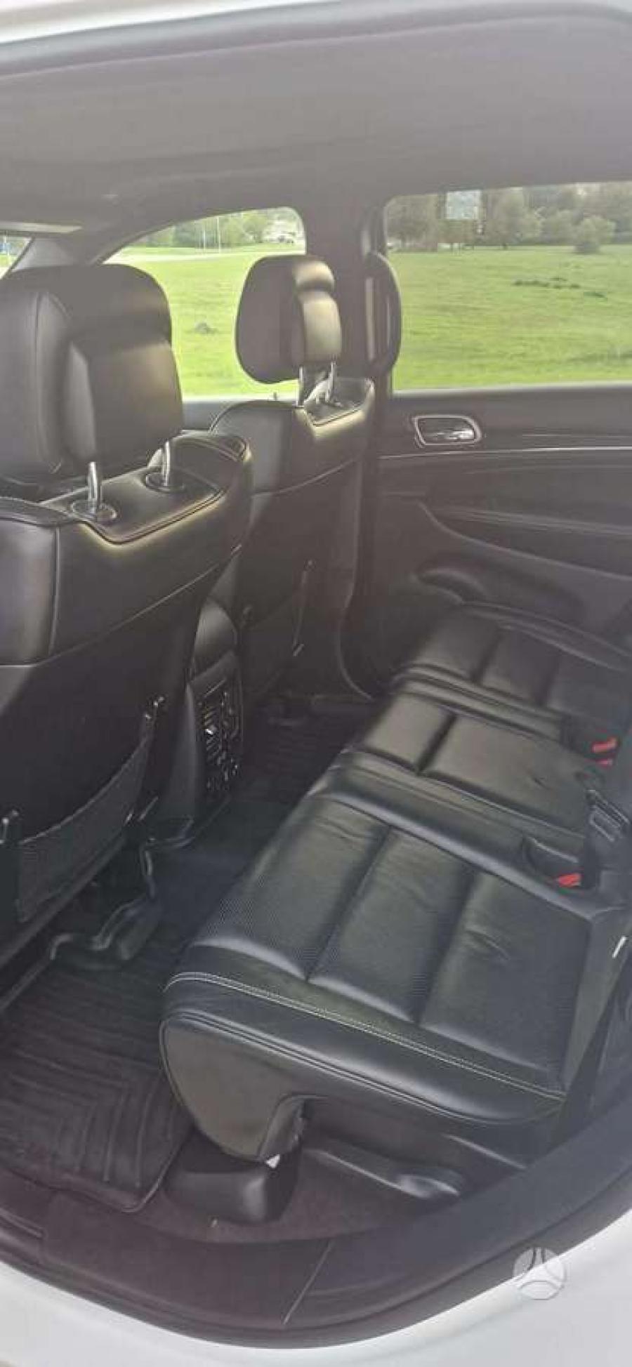 Balts Jeep Grand Cherokee 2017 Šauļi, ar dzinēja tilpumu 5.65 L un nobraukumu 230 tūkst. km par 18000 €, foto 4 vietnē AUTOMOTO.COM.LV