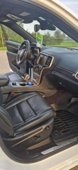 Balts Jeep Grand Cherokee 2017 Šauļi, ar dzinēja tilpumu 5.65 L un nobraukumu 230 tūkst. km par 18000 €, foto 5 vietnē AUTOMOTO.COM.LV