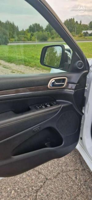 Balts Jeep Grand Cherokee 2017 Šauļi, ar dzinēja tilpumu 5.65 L un nobraukumu 230 tūkst. km par 18000 €, foto 7 vietnē AUTOMOTO.COM.LV