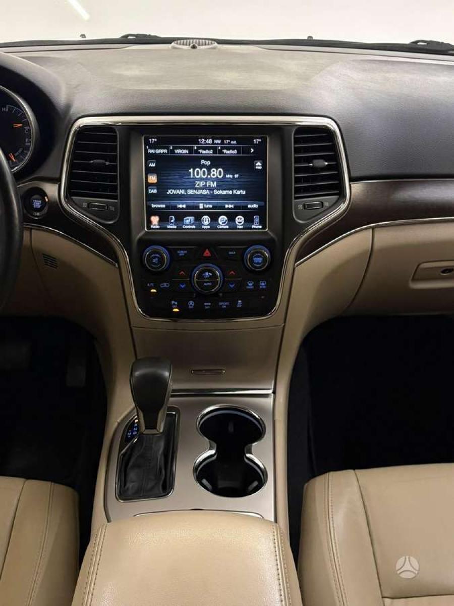 White Jeep Grand Cherokee 2017 in Marijampole, with an engine capacity of 2.99 L and mileage of 218 thousand km for 14400 €, photo 6 on AUTOMOTO.COM.LV
