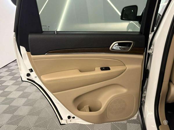 Balts Jeep Grand Cherokee 2017 Marijampole, ar dzinēja tilpumu 2.99 L un nobraukumu 218 tūkst. km par 14400 €, foto 6 vietnē AUTOMOTO.COM.LV