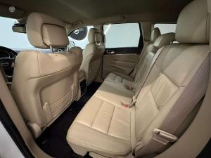 White Jeep Grand Cherokee 2017 in Marijampole, with an engine capacity of 2.99 L and mileage of 218 thousand km for 14400 €, photo 9 on AUTOMOTO.COM.LV