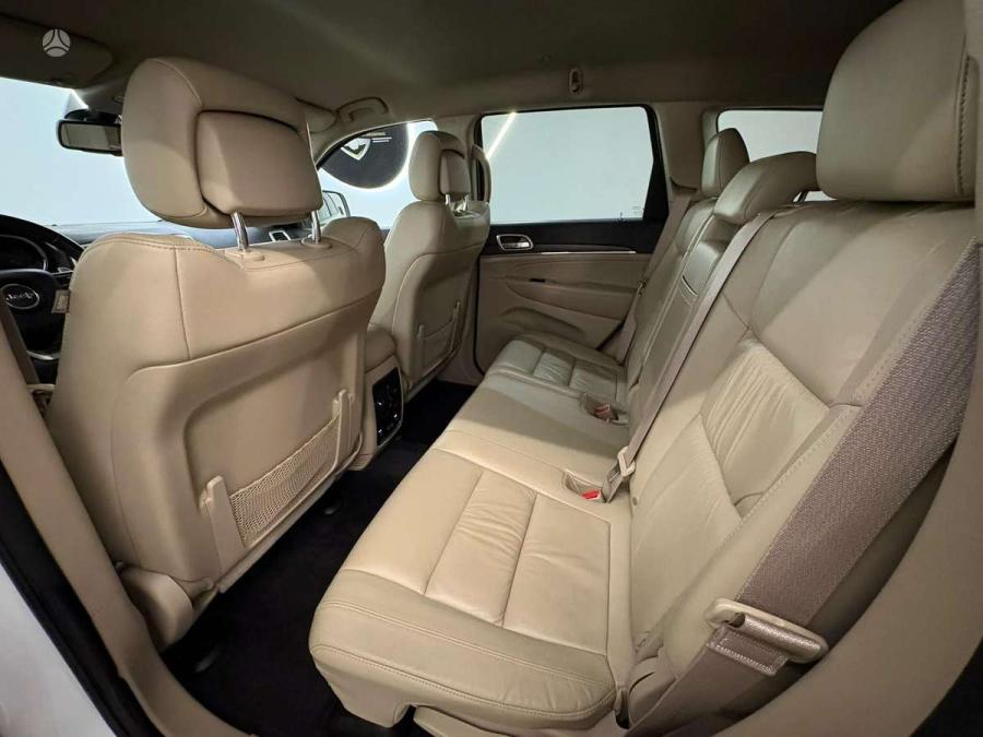 White Jeep Grand Cherokee 2017 in Marijampole, with an engine capacity of 2.99 L and mileage of 218 thousand km for 14400 €, photo 9 on AUTOMOTO.COM.LV