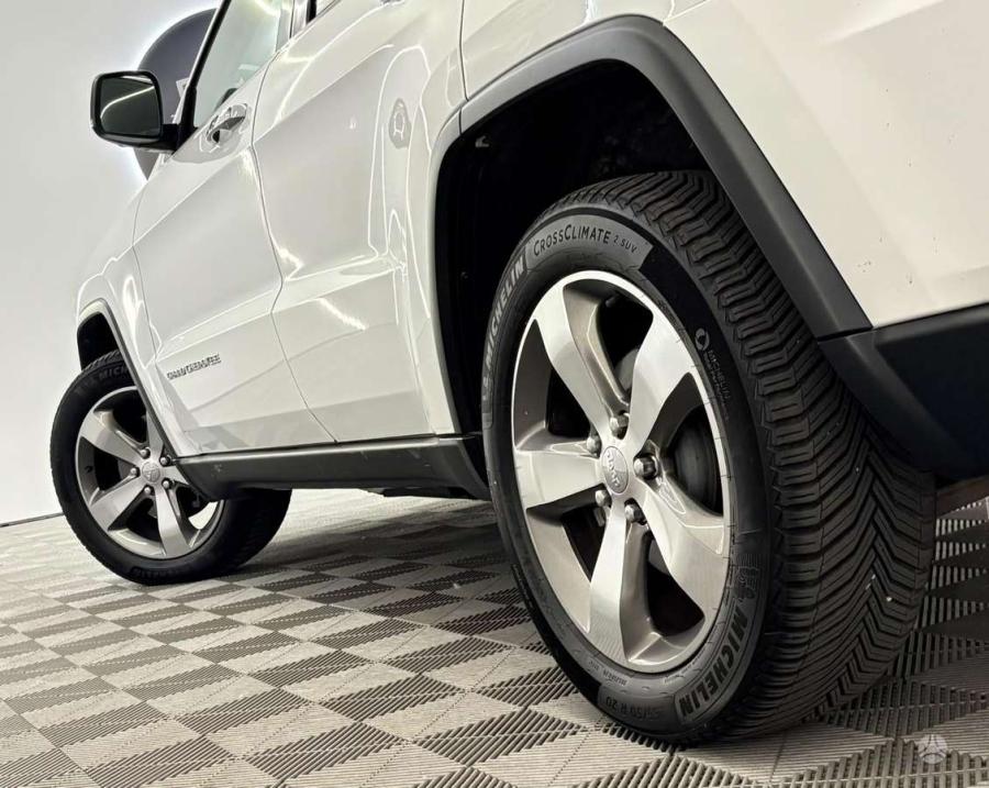 White Jeep Grand Cherokee 2017 in Marijampole, with an engine capacity of 2.99 L and mileage of 218 thousand km for 14400 €, photo 11 on AUTOMOTO.COM.LV