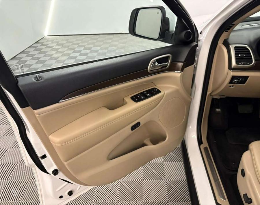 White Jeep Grand Cherokee 2017 in Marijampole, with an engine capacity of 2.99 L and mileage of 218 thousand km for 14400 €, photo 13 on AUTOMOTO.COM.LV